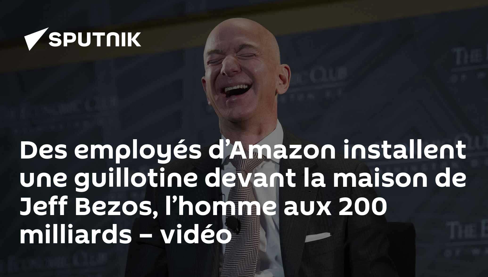 Des employés d’Amazon installent une guillotine devant la maison de ...