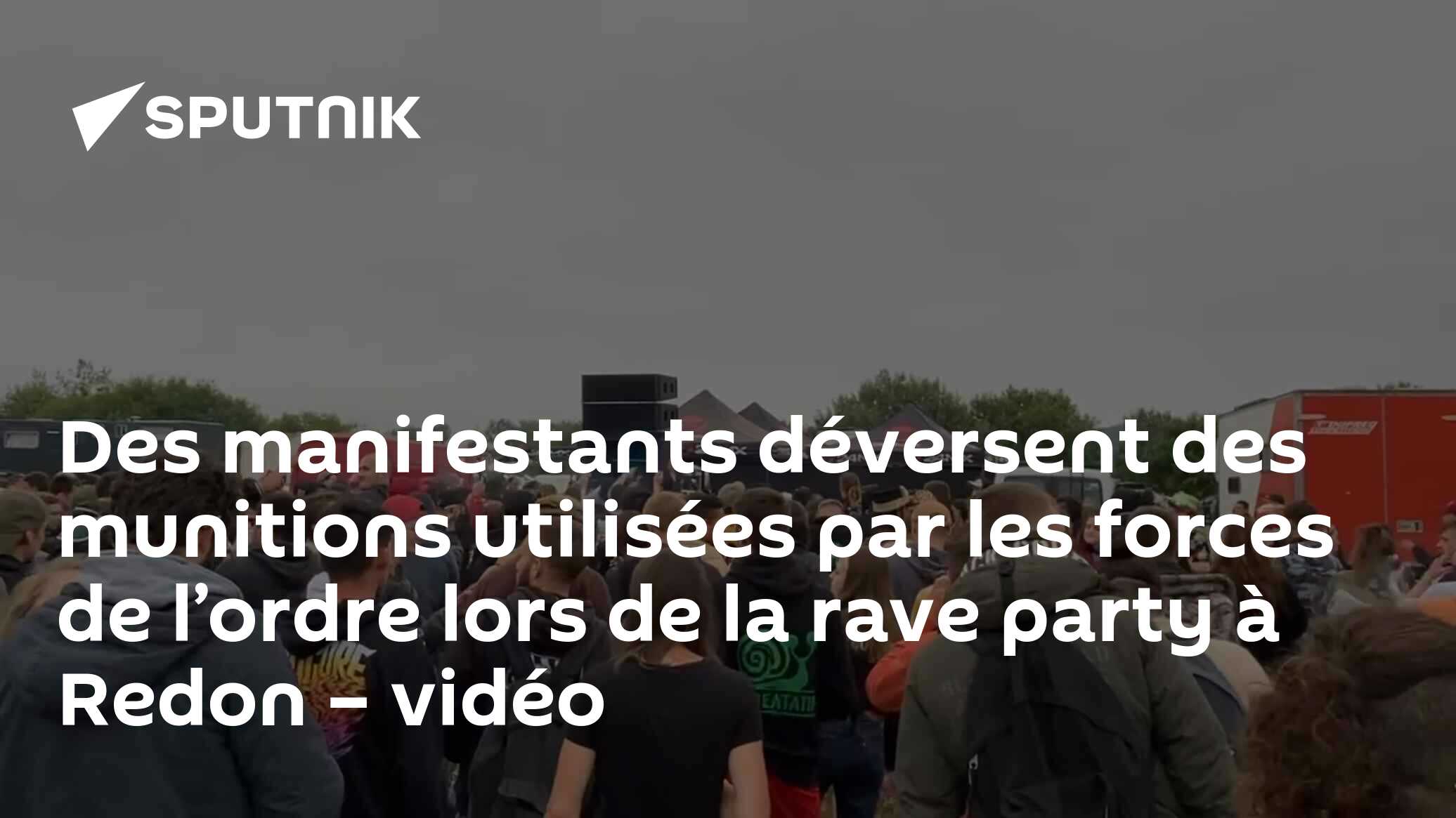 Des manifestants déversent des munitions utilisées par les forces de l ...