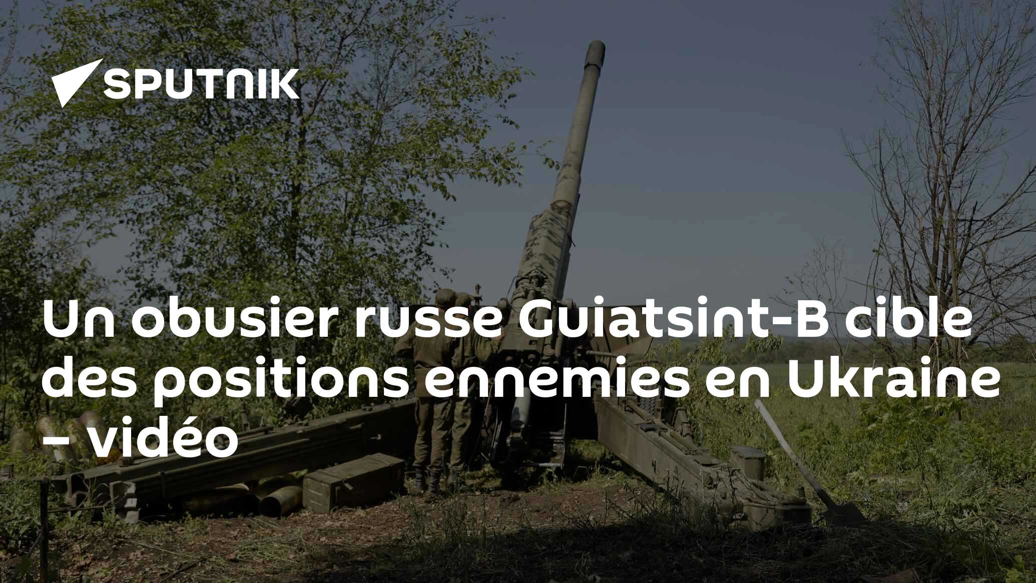 Un obusier russe Guiatsint-B cible des positions ennemies en Ukraine ...
