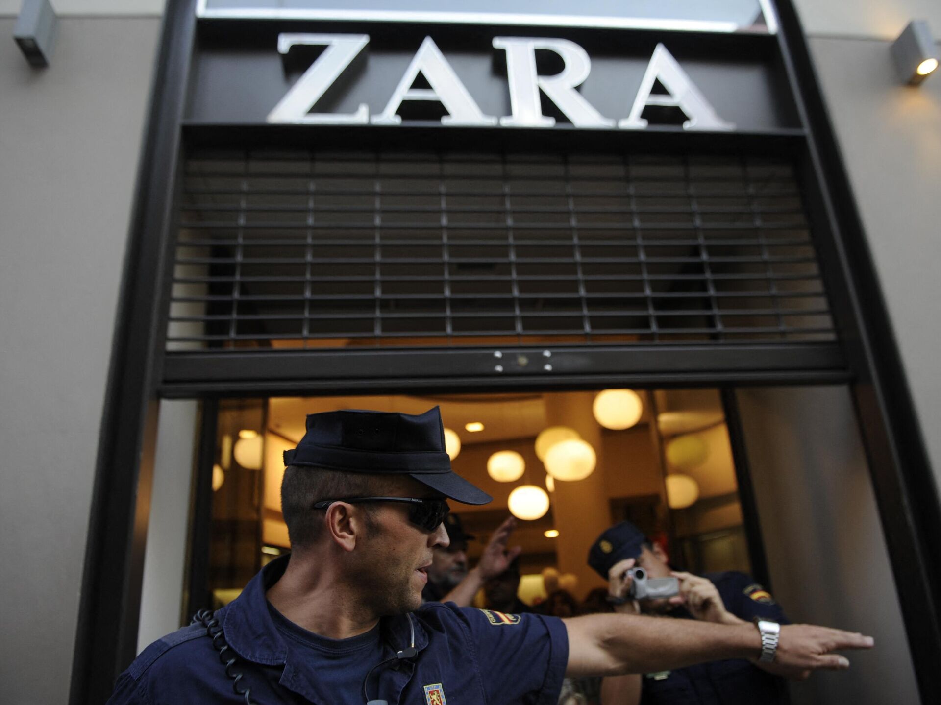 Cette publicité de Zara sème la polémique à cause de ses ressemblances ...