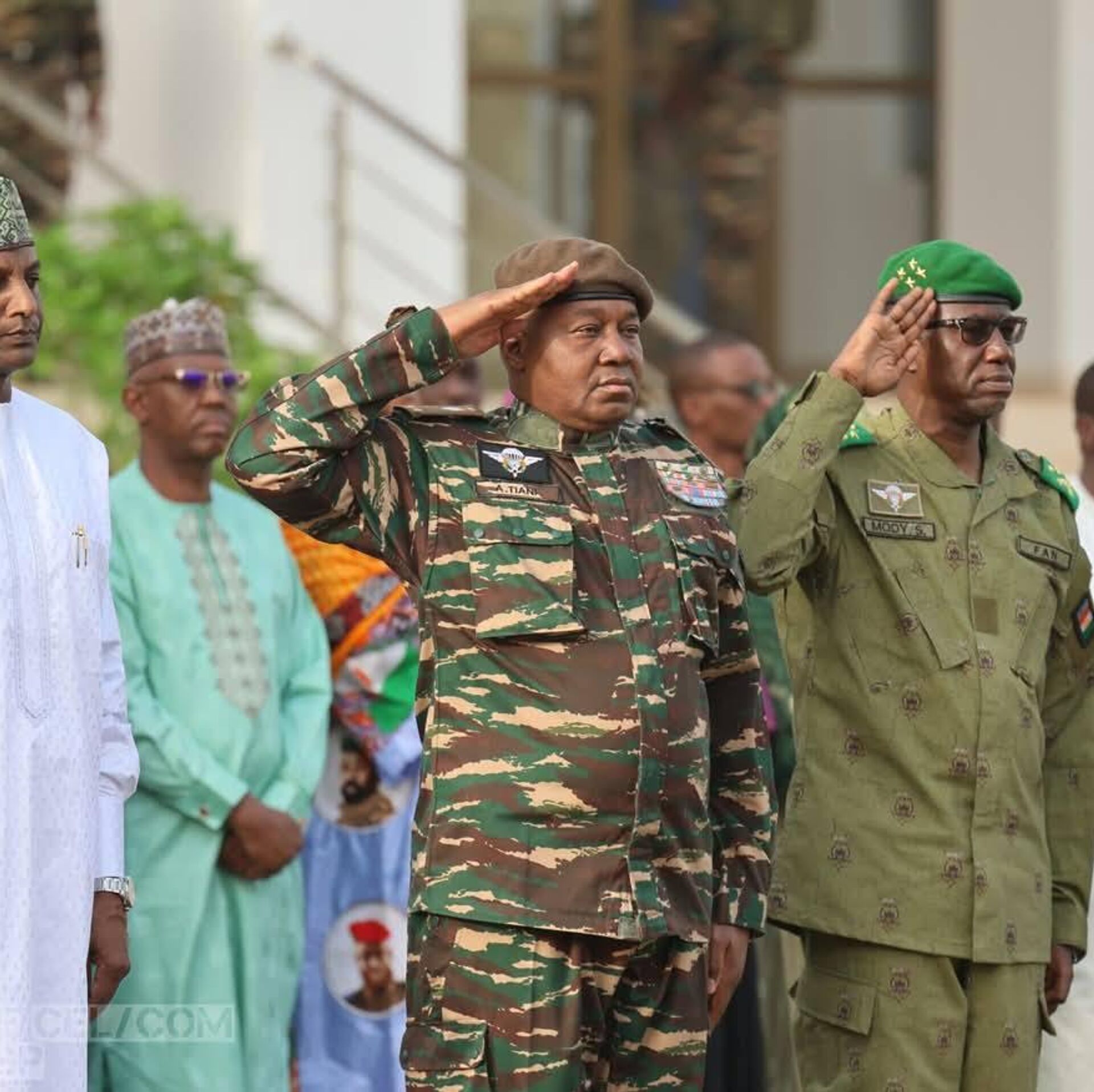 Le drapeau de l'AES hissé à Niamey devant le Président Tiani, une ...