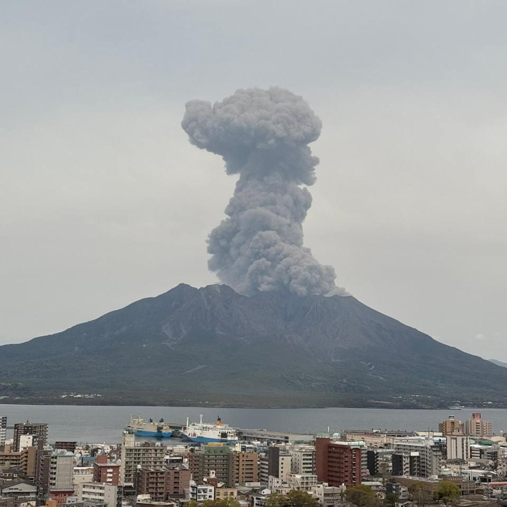 Le volcan Sakurajima au Japon entre en éruption - 05.04.2025, Sputnik ...