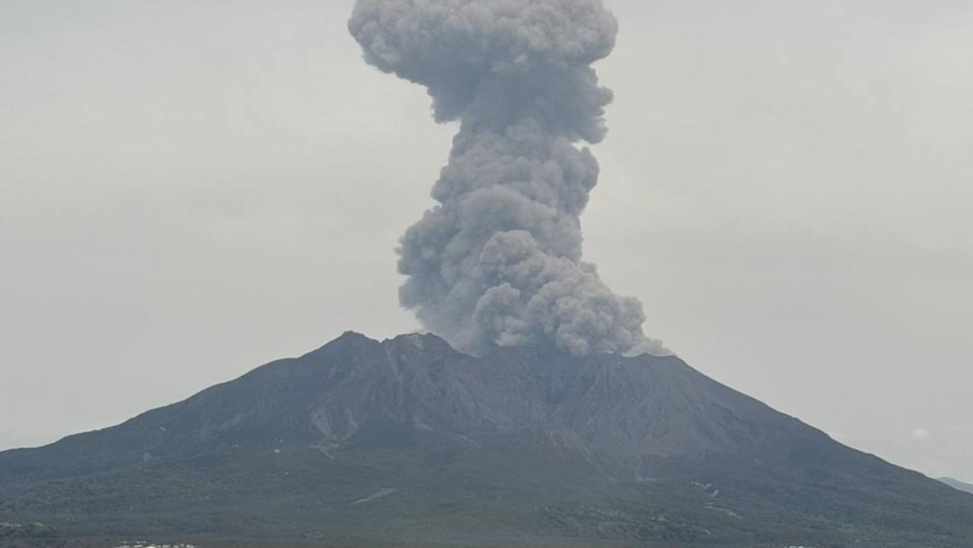Le volcan Sakurajima au Japon entre en éruption - 05.04.2025, Sputnik ...