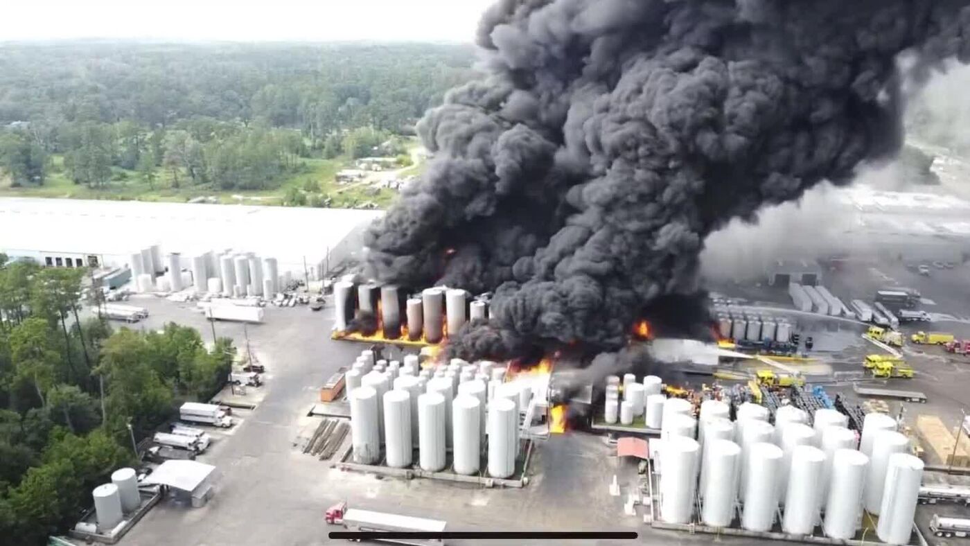 Une puissante explosion et un incendie dans une usine de production d'huiles en Louisiane - 23. ...