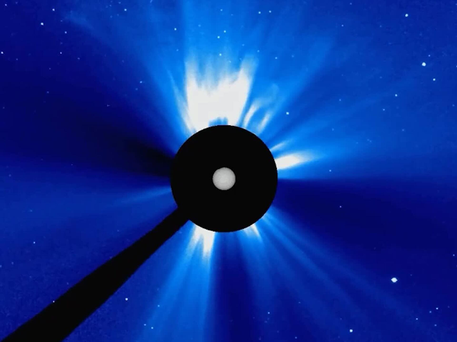 Une importante explosion s'est produite sur la face cachée du Soleil ...