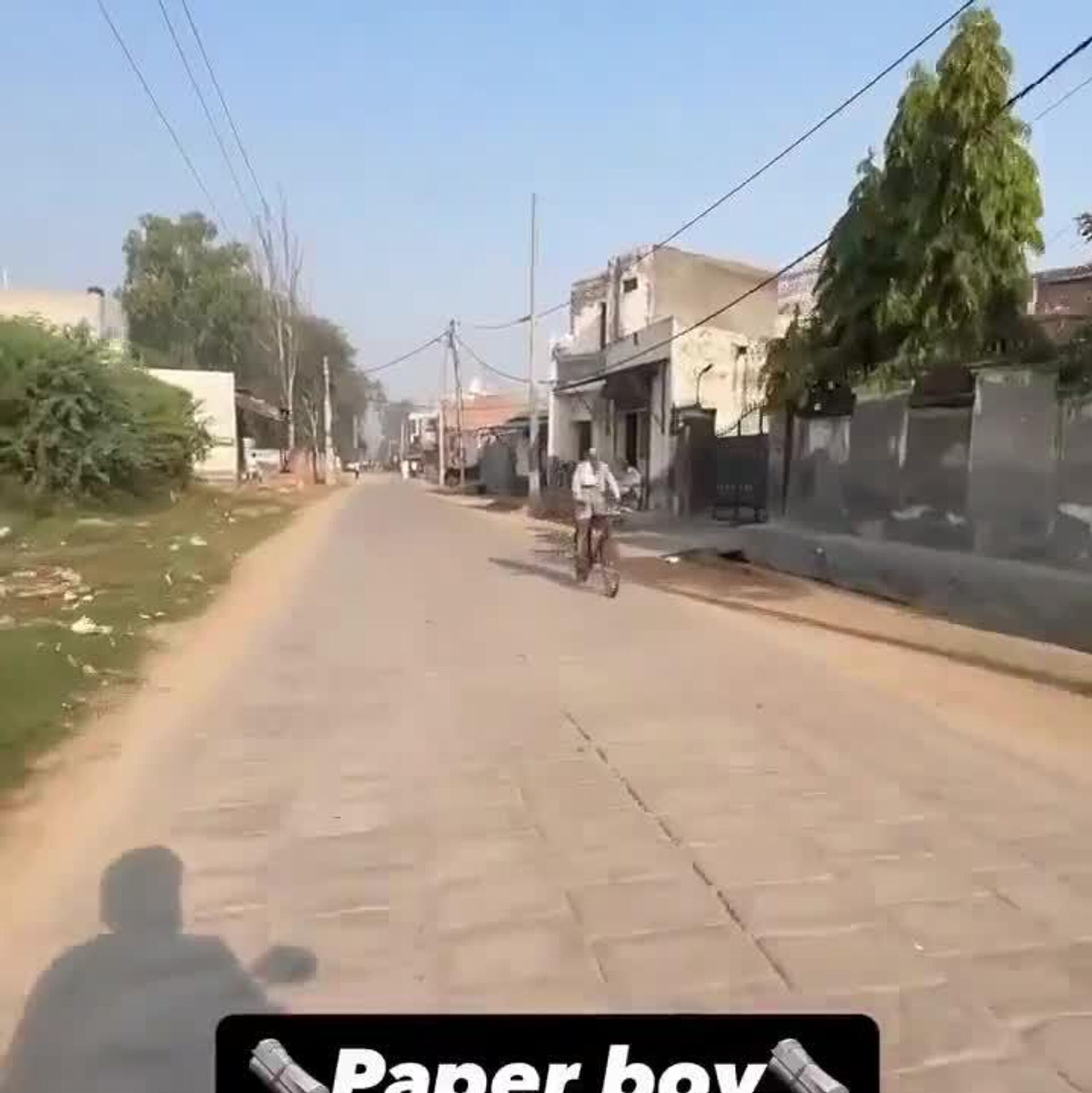 Distribution de courrier à la Bollywood: une vidéo d'un facteur indien ...