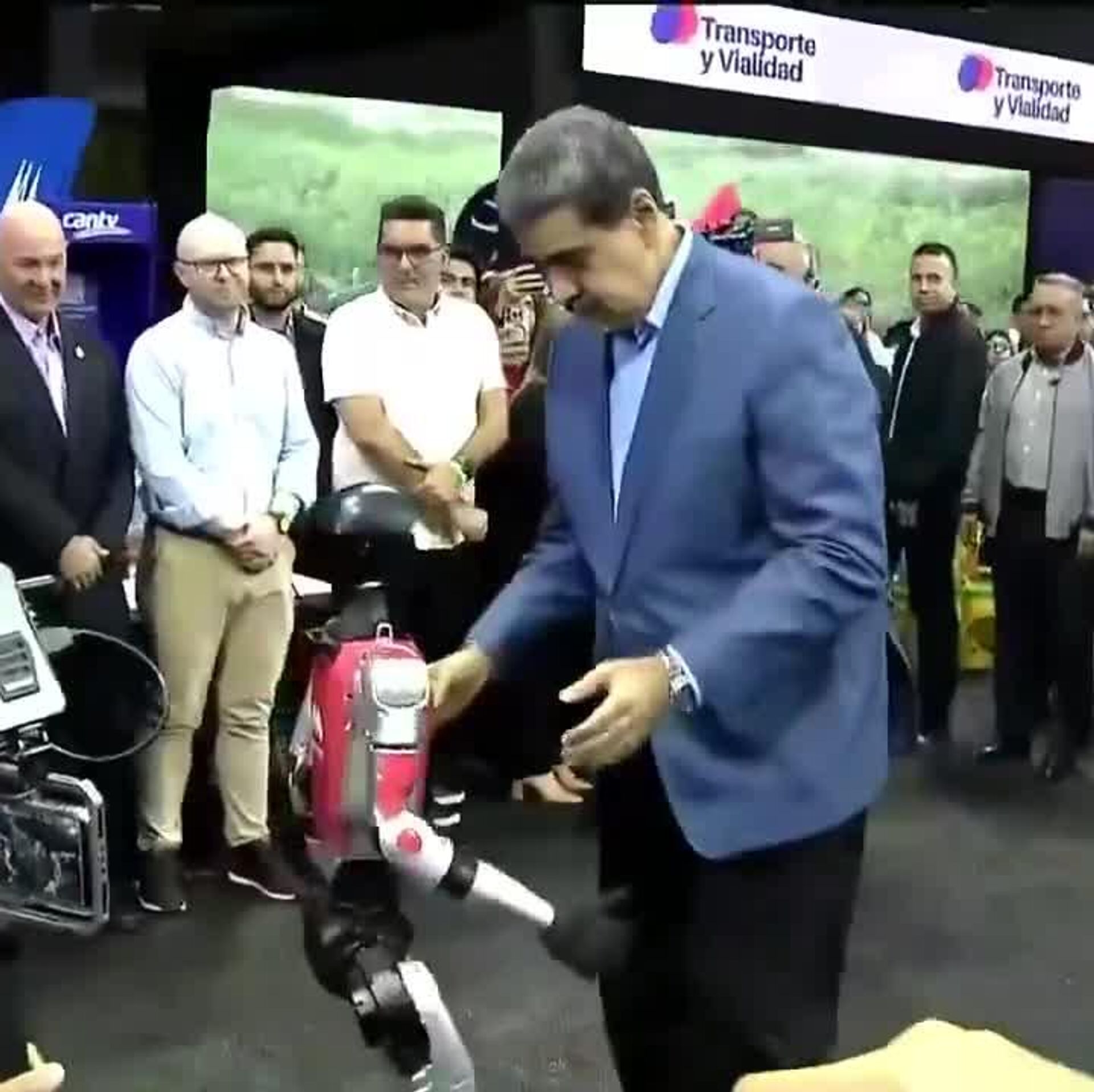 While others talk war, Maduro is busy dancing the cha-cha-cha with a ...