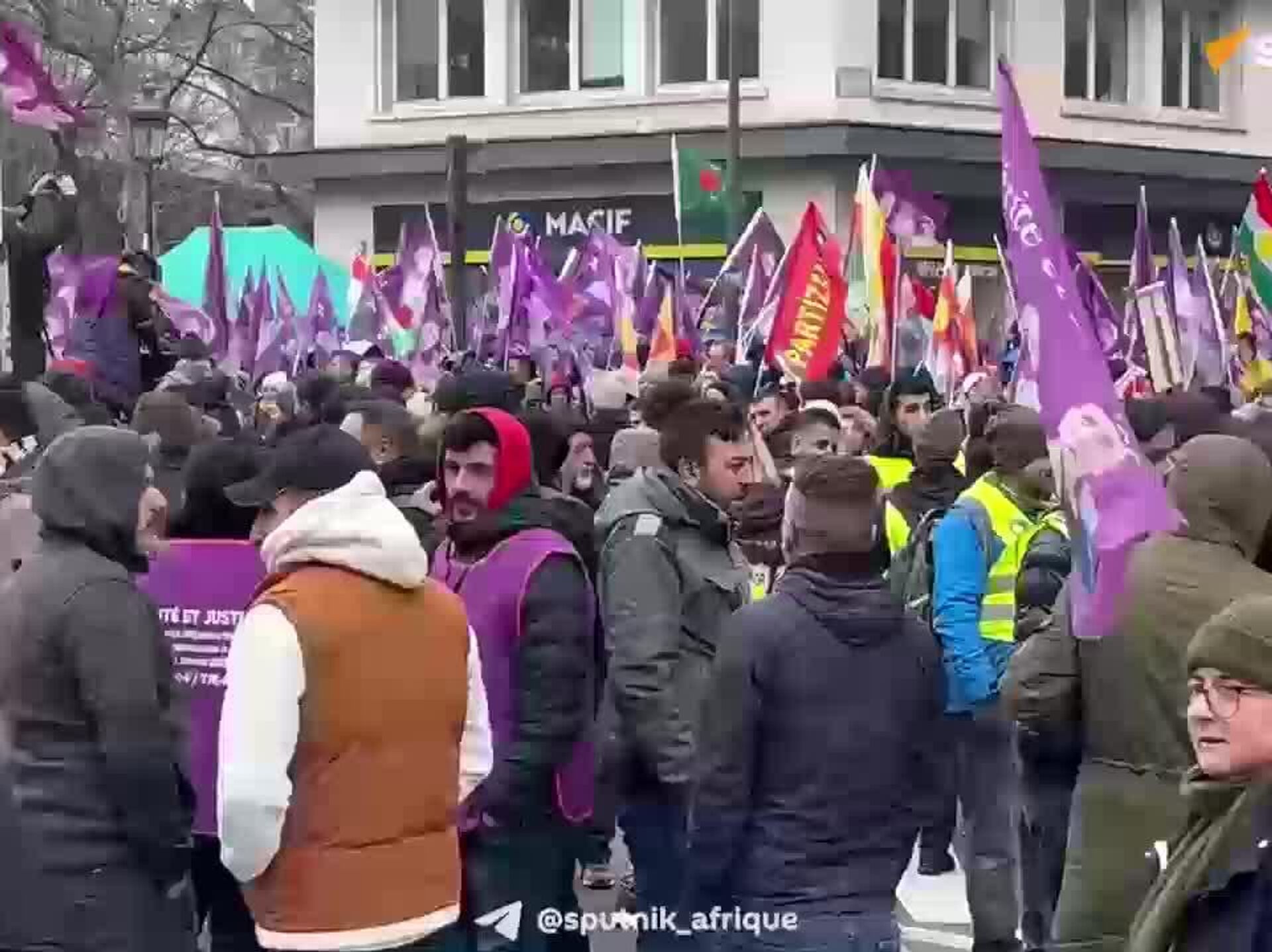 "Vive la résistance": les Kurdes manifestent à Paris - 10.01.2026 ...