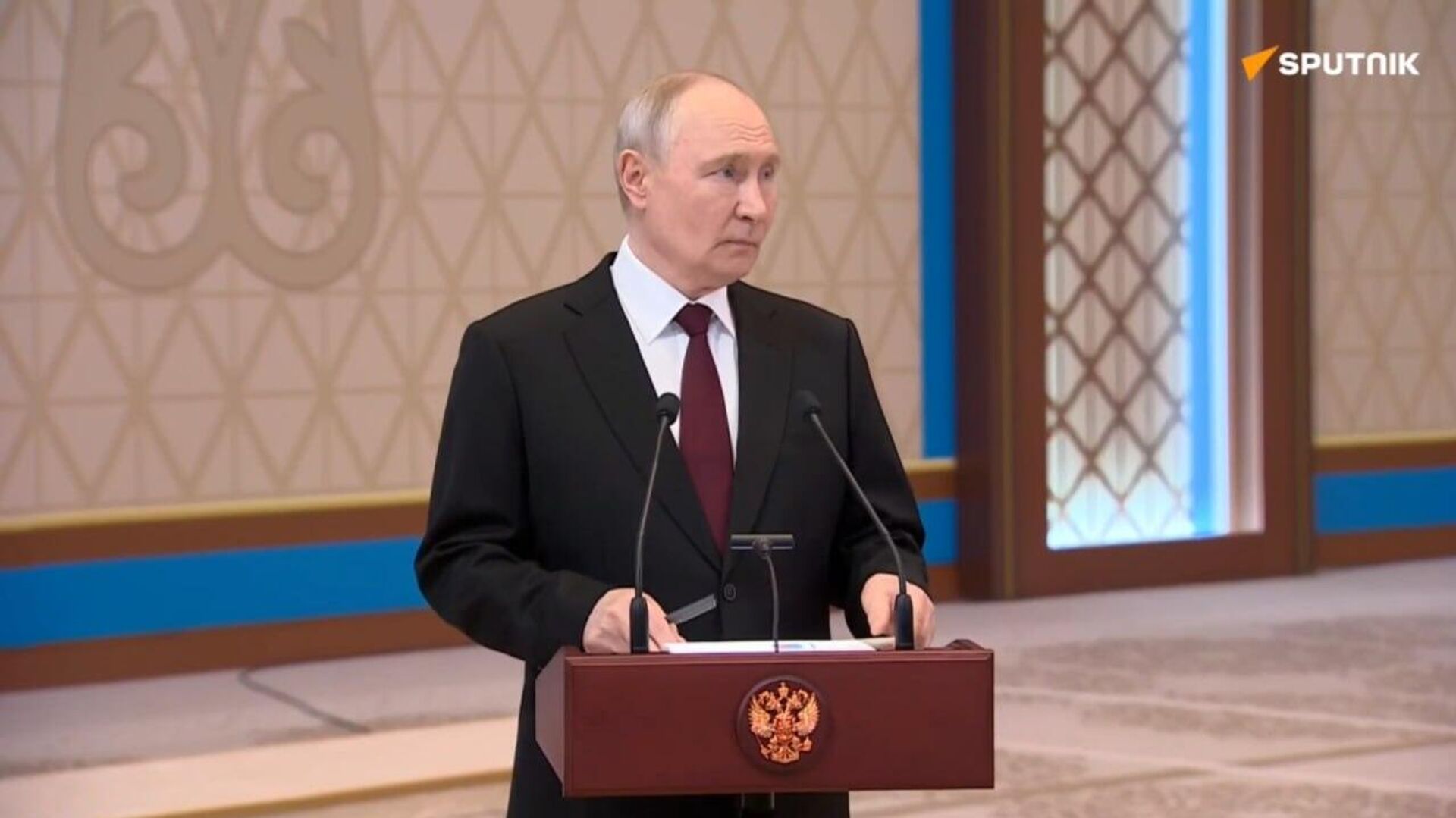 Conférence de presse de Vladimir Poutine au Forum économique eurasien ...