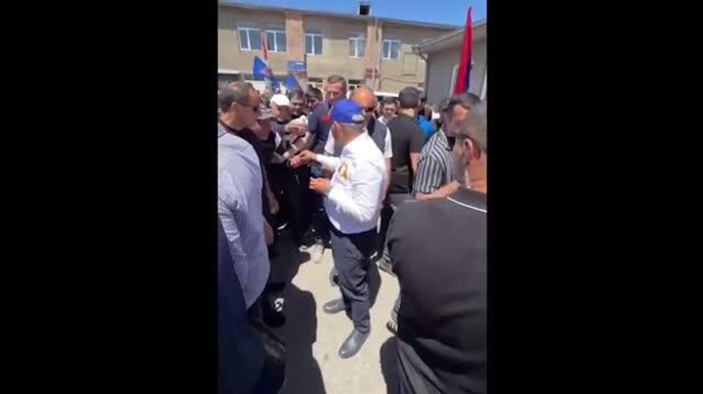 Le Premier ministre arménien voulait lancer une colombe, symbole de ...