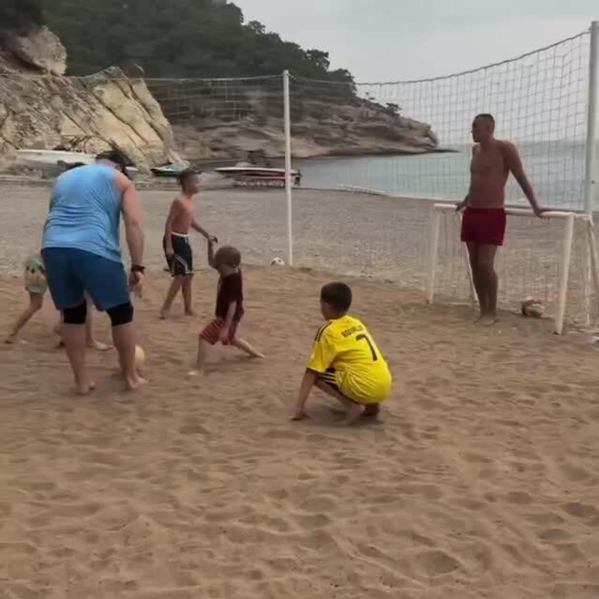 Quand Ovechkin joue au foot contre Dziouba sur le sable - 09.06.2026 ...