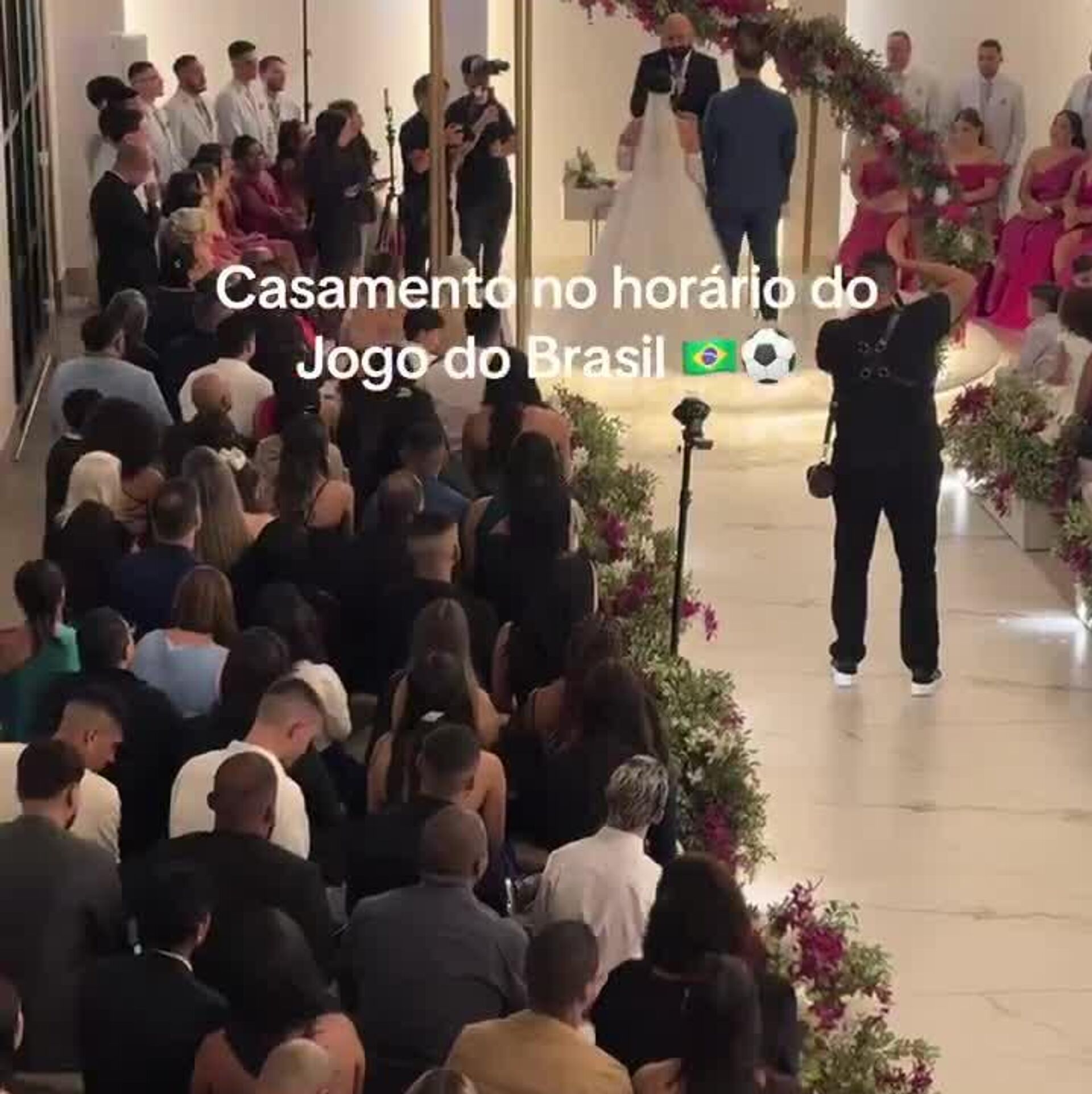 Quand le football détourne l'attention des invités d’un mariage - 16.06 ...