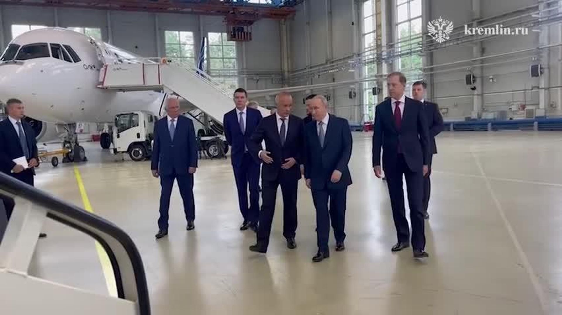 Poutine inspecte des nouveaux équipements aéronautiques russes : les ...